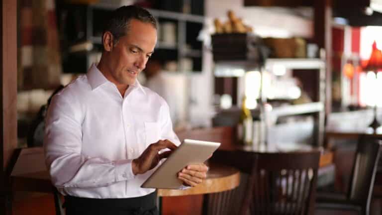 Un hostelero da una lección a un cliente que no canceló la reserva y las redes se posicionan