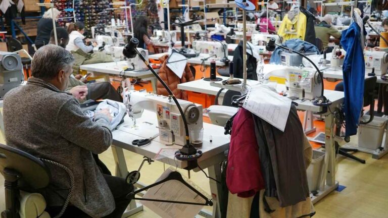El BOE publica la subida salarial del sector textil para 2026: estas ...