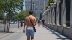 Ir sin camiseta por la calle en Madrid: cuándo te pueden multar este verano